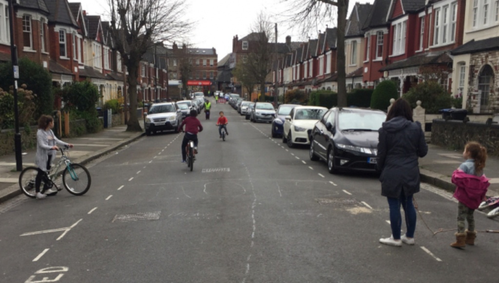 My street still rocks! - Playing Out